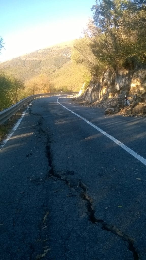 03-ss685-lesioni-piano-viabile-sisma-centro-italia-salaria | umbriaON