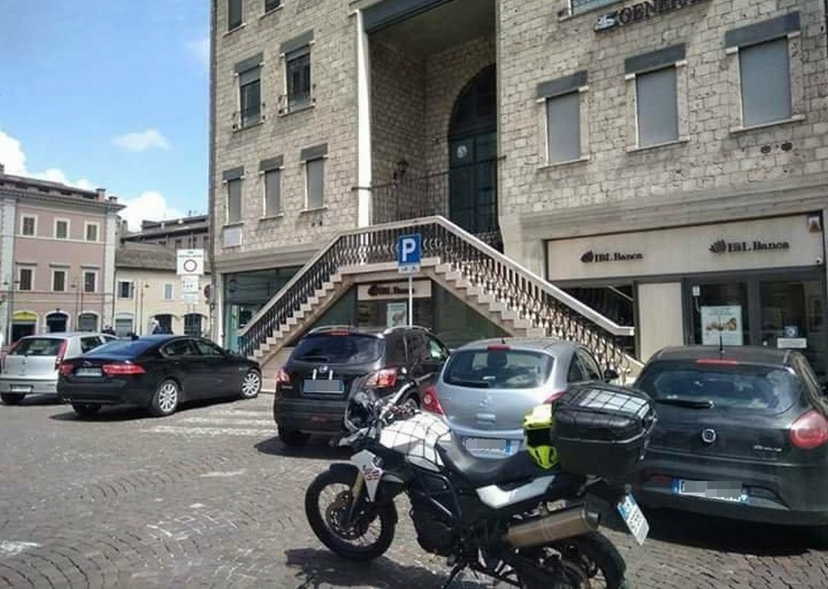 Terni, auto vs moto: 'battaglia' in piazza - UmbriaON