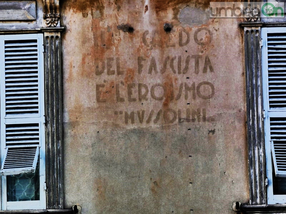 Terni, slogan fascista sulla casa: è la storia - UmbriaON