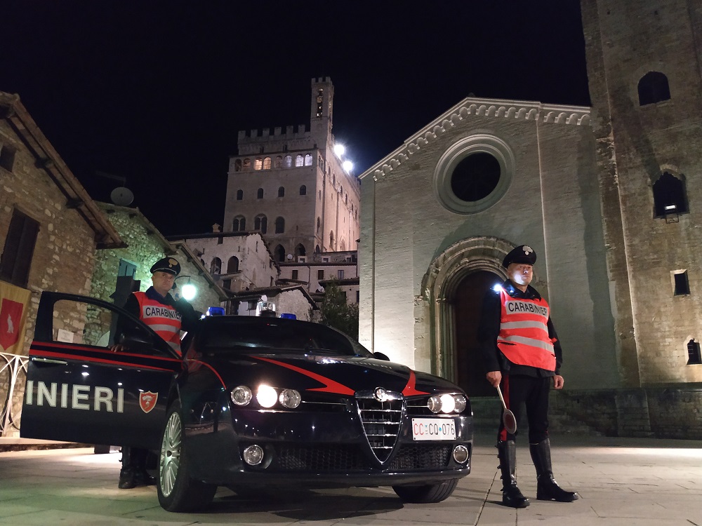 Va in hotel e paga la stanza. Poi rientra di notte per rubare 500 euro ...