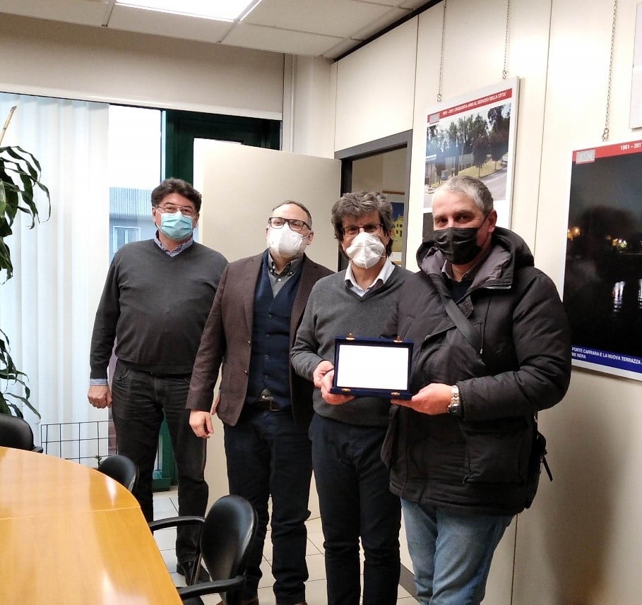 Terni, D’Amore lascia 'Mi Rifiuto': Asm lo ringrazia con una targa ...