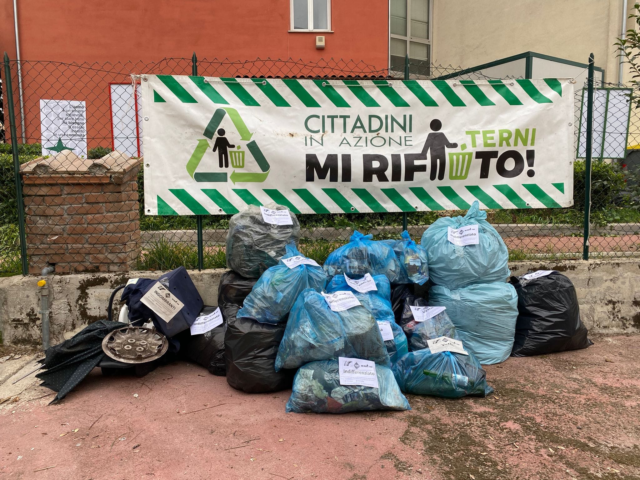 Terni, volontari Mi Rifiuto in azione in via Narni: «Che degrado ...