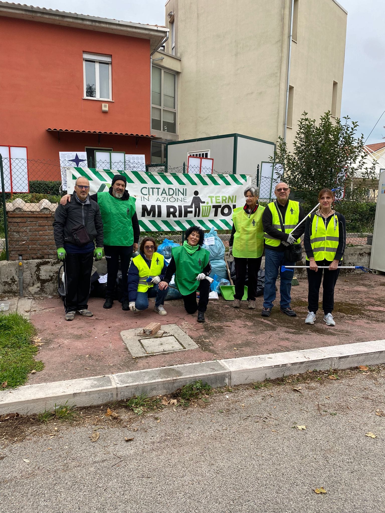 Terni, volontari Mi Rifiuto in azione in via Narni: «Che degrado ...