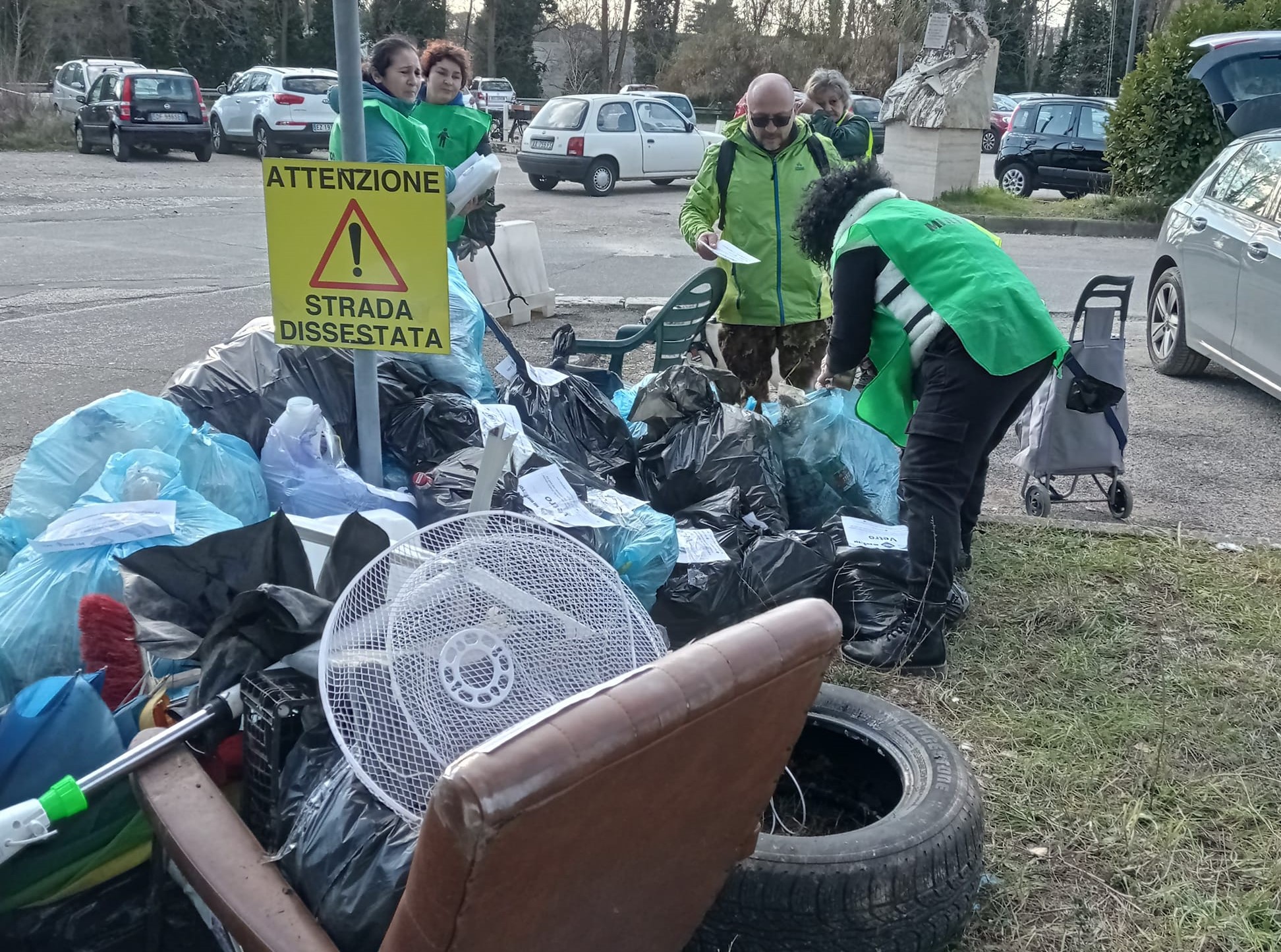 Terni, Mi Rifiuto in azione in viale VIII Marzo: c'è di tutto a ridosso ...