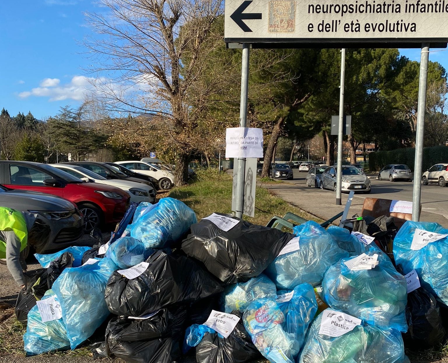Terni, Mi Rifiuto in azione in viale VIII Marzo: c'è di tutto a ridosso ...