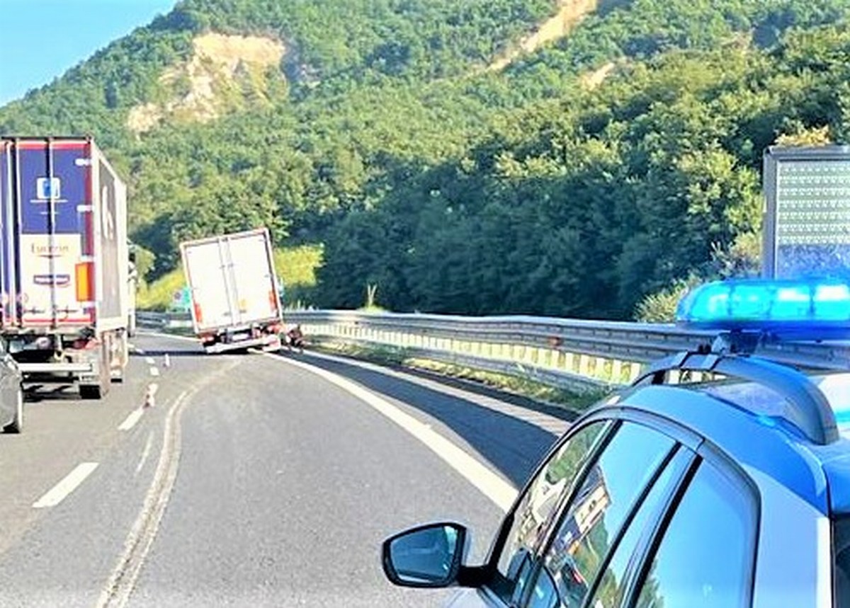 Camion perde le ruote posteriori. Pericolo e disagi lungo l’A1 | umbriaON Camion perde le ruote posteriori. Pericolo e disagi lungo l’A1 | umbriaON