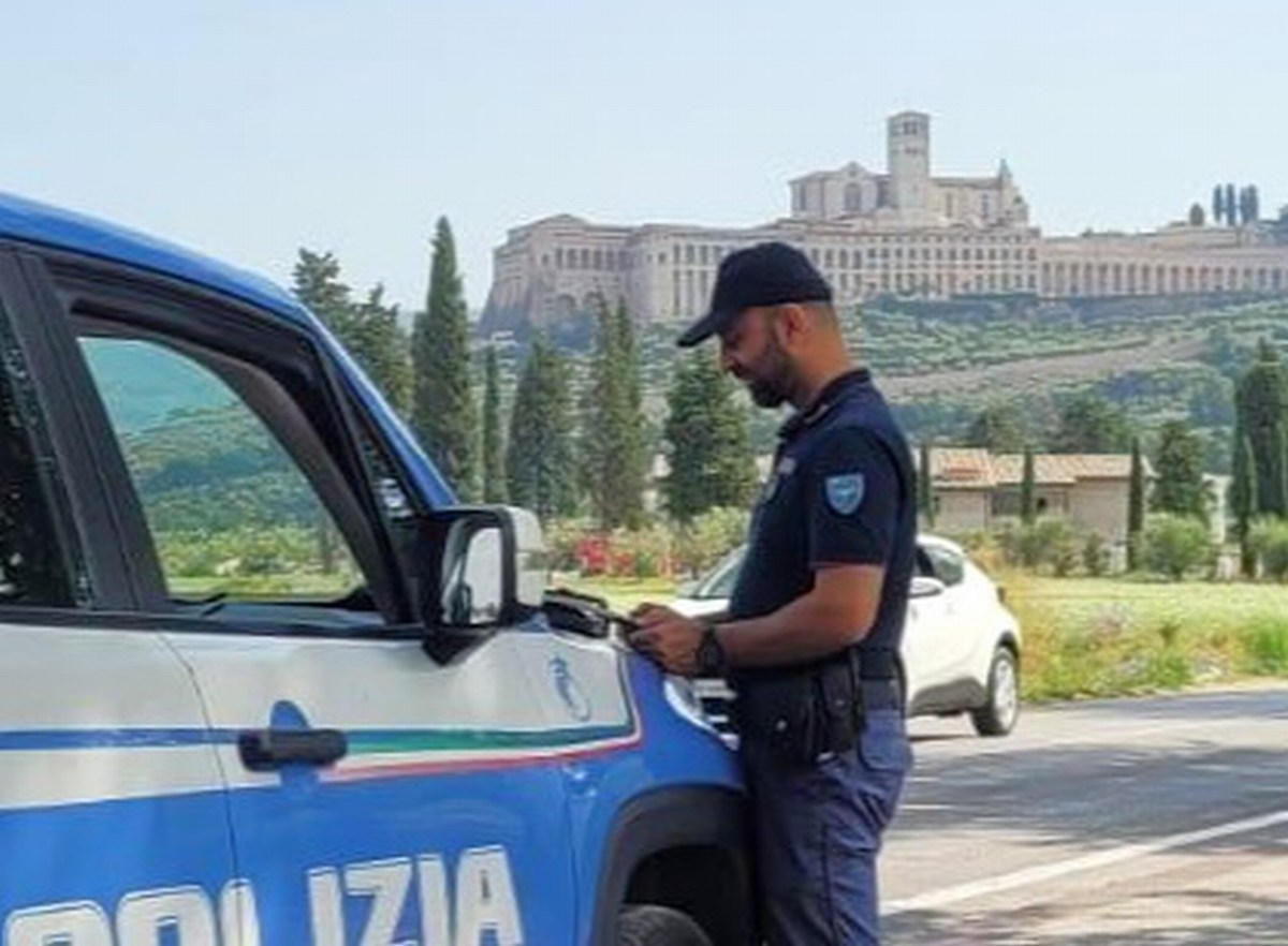 Picchia, minaccia i figli e li fa stare nella cuccia del cane: «Zitti o ...