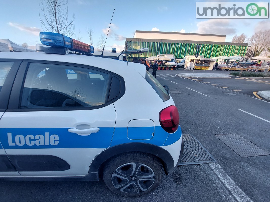 Terni: botte da orbi al mercatino del Foro Boario - UmbriaON Terni: botte da orbi al mercatino del Foro Boario - UmbriaON