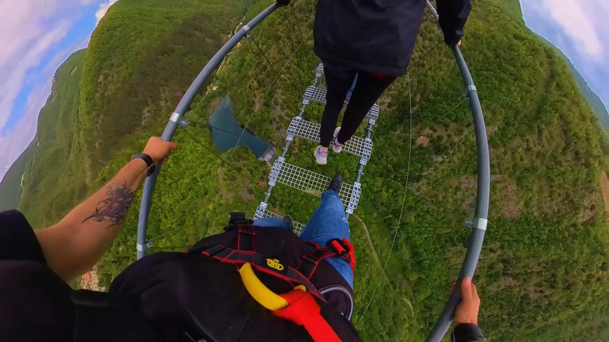 Attraversare il ponte tibetano di Sellano: un video racconta l ...