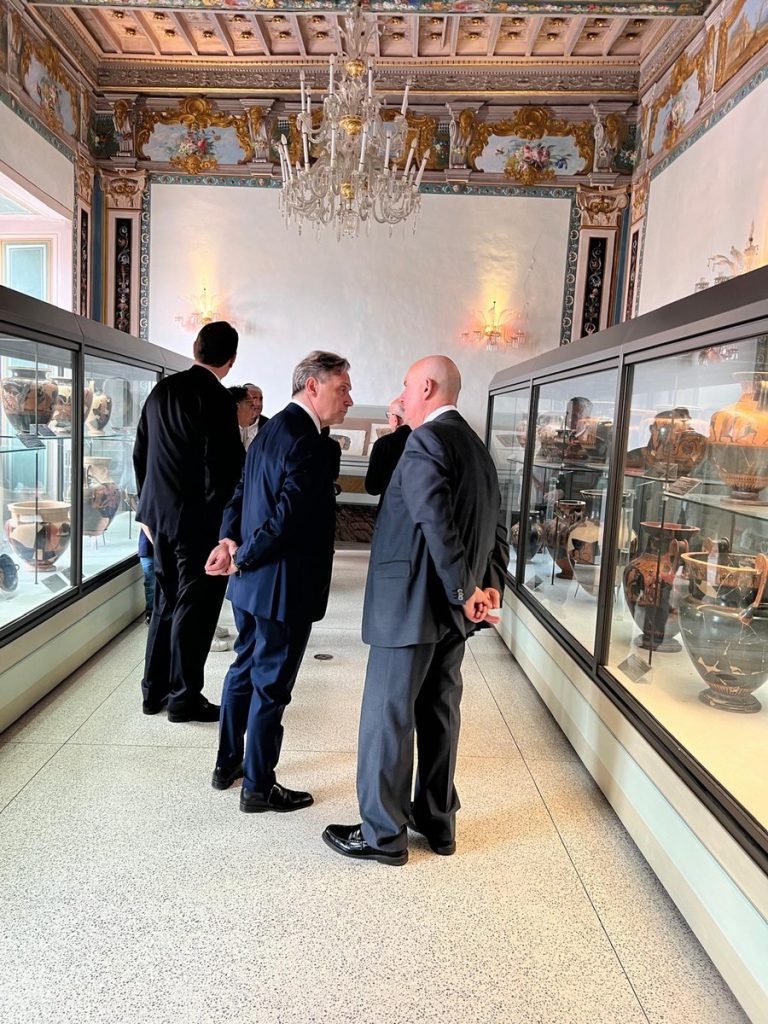 Orvieto: il prefetto di Terni Giovanni Bruno in visita al museo etrusco ...