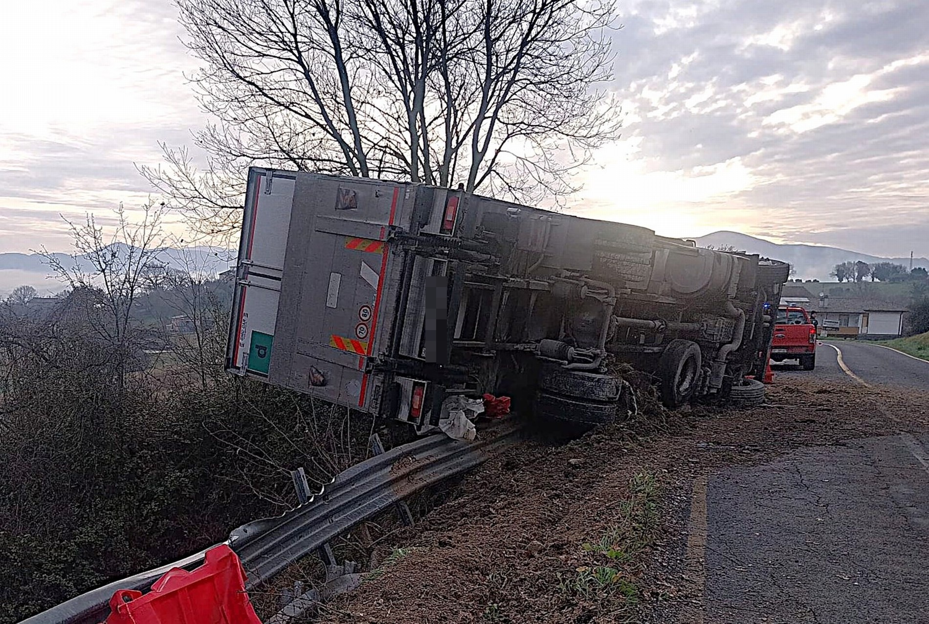 Avigliano Umbro: camion frigo si ribalta e finisce in bilico. Soccorso ...