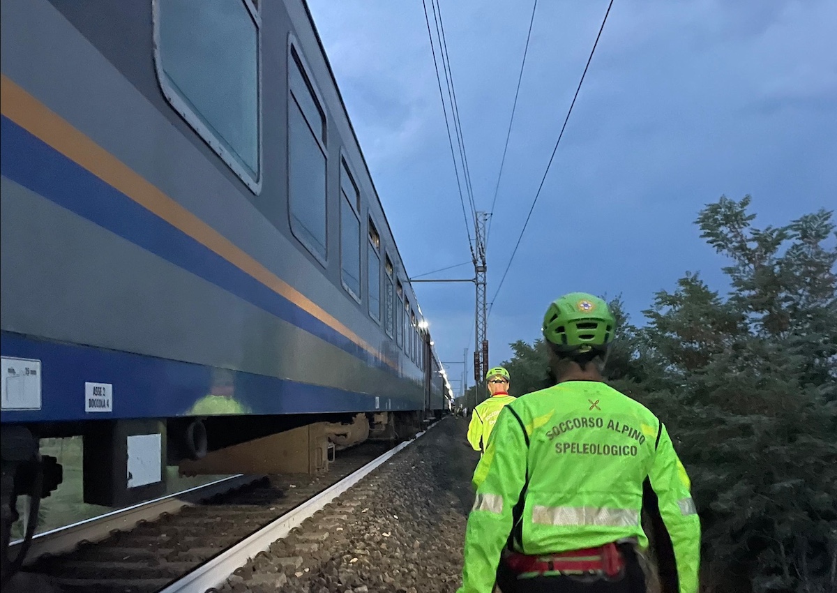 Soccorso alpino in azione per treno fermo sulla Terontola–Foligno ...