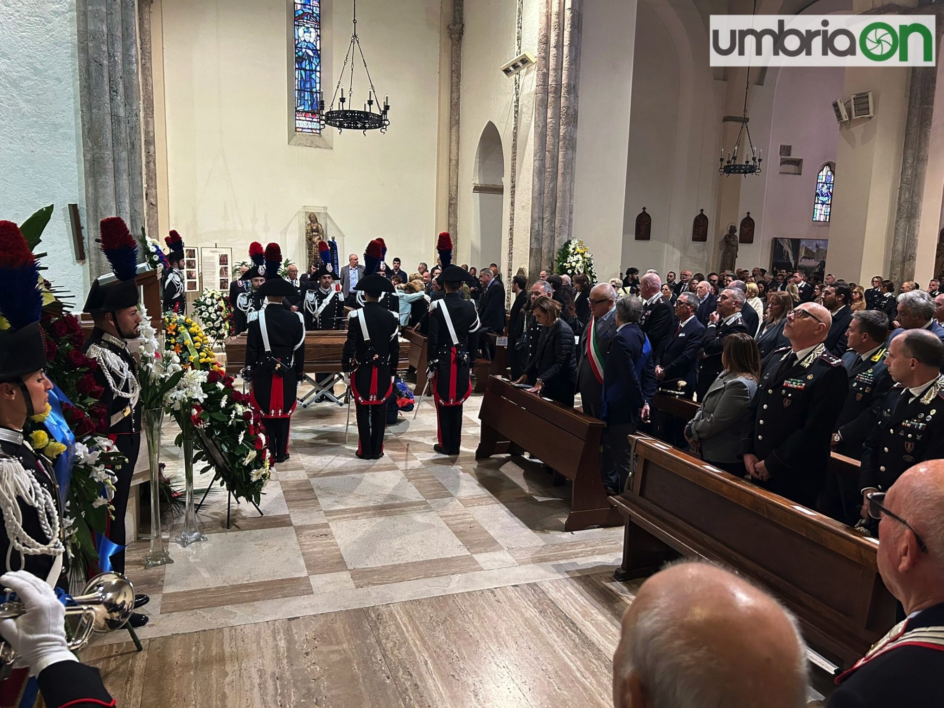 Folla e lacrime per l'addio al tenente colonnello Matteo Branchinelli ...