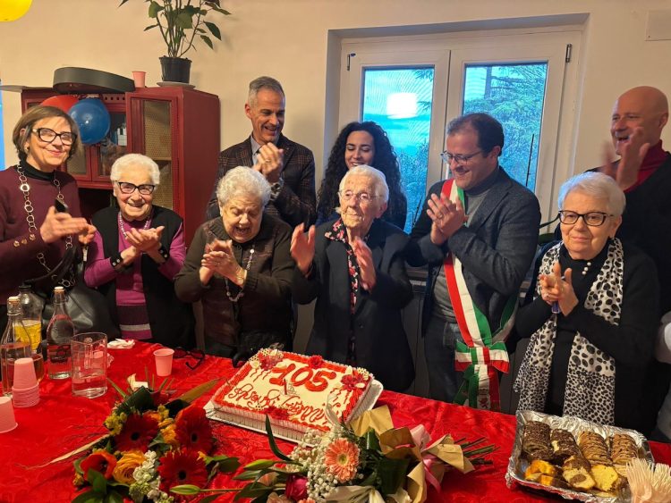 Narni in festa per i 105 anni di Gemma Sugoni: «Il segreto è l’amore ...
