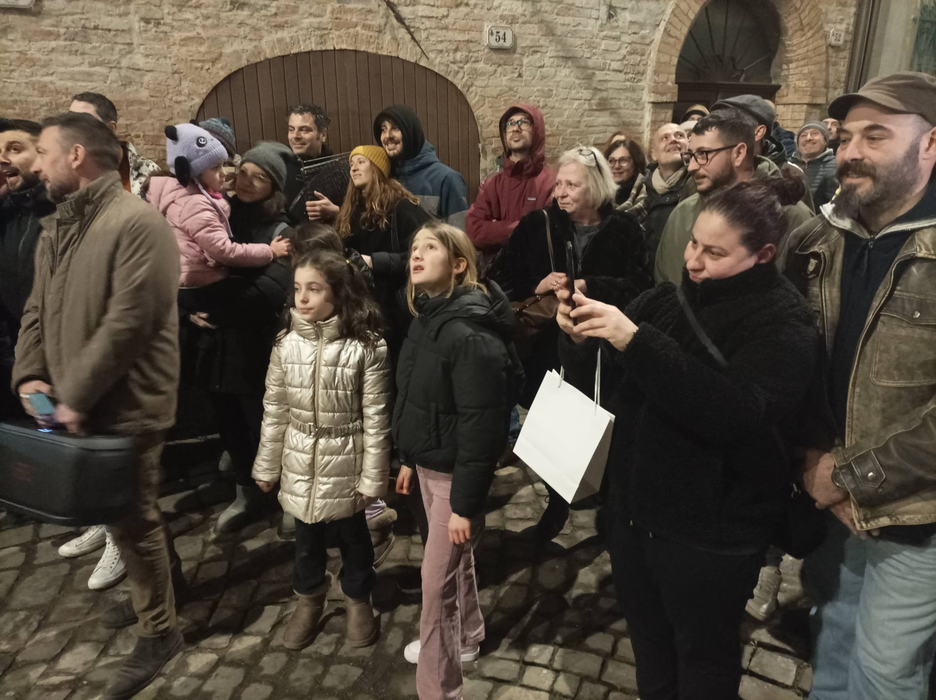 La serenata d'amore di un perugino in Romagna emoziona un intero paese ...