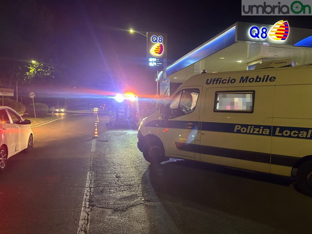 Terni, via Di Vittorio: investito da un'auto di fronte al distributore ...